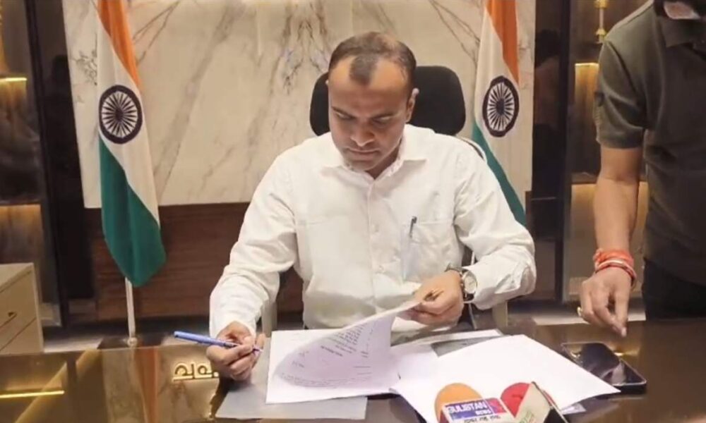 बिग ब्रेकिंग:- आईएएस अधिकारी मयूर दीक्षित ने हरिद्वार के जिलाधिकारी का ...